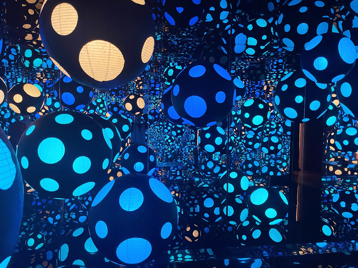 Infinity Mirrored Room, Yayoi Kusama, 2018 – Blue | RegenAxe